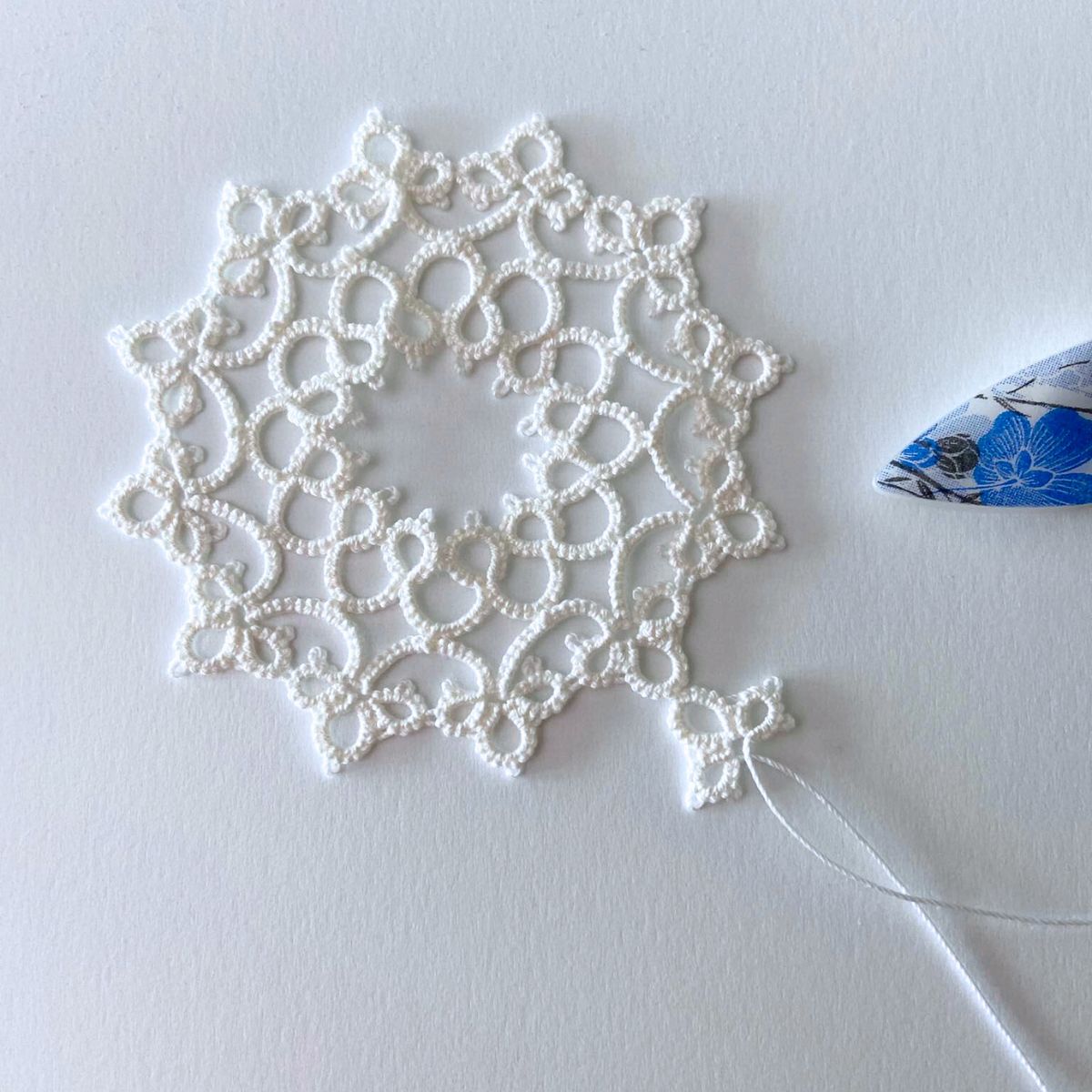 Free Snowman Tatting Pattern and Tutorial - NeedlesnBeadsnSweetasCanbe